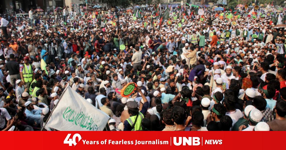 Protest Seeking AL Ban: Crowd grows larger at Shahbagh