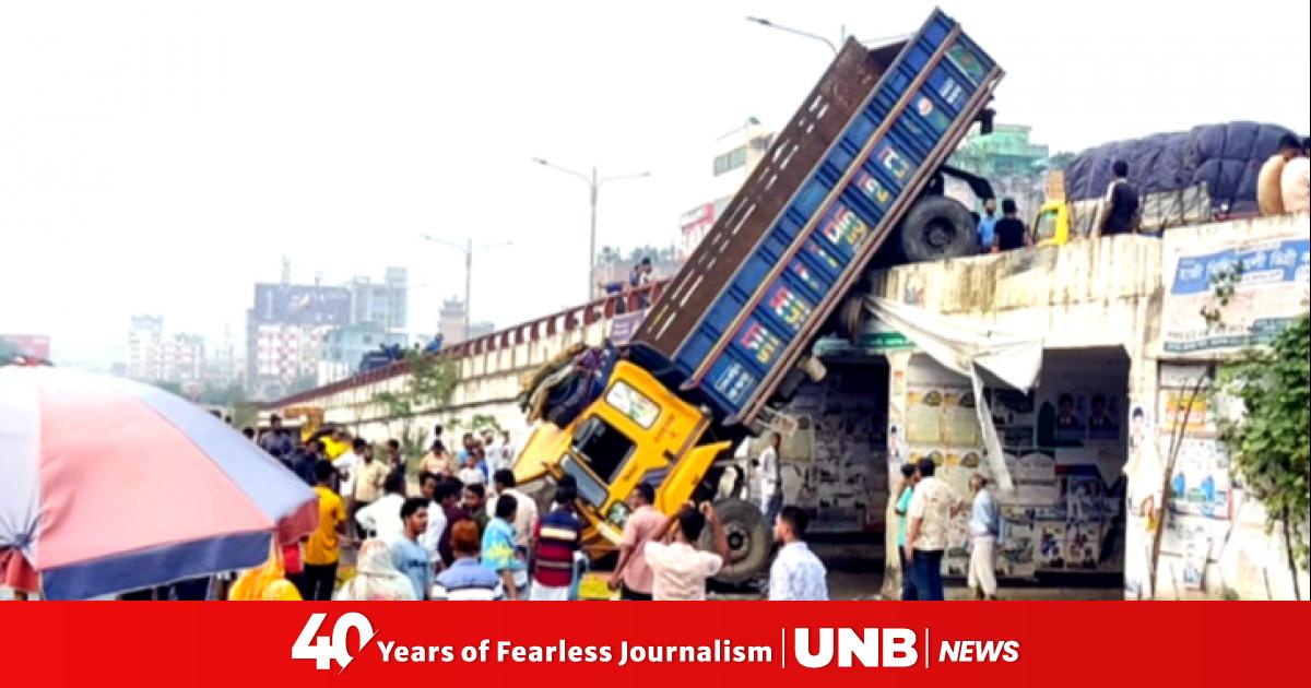 Truck loses control on Fatullah overpass, rickshaw driver killed in chaos