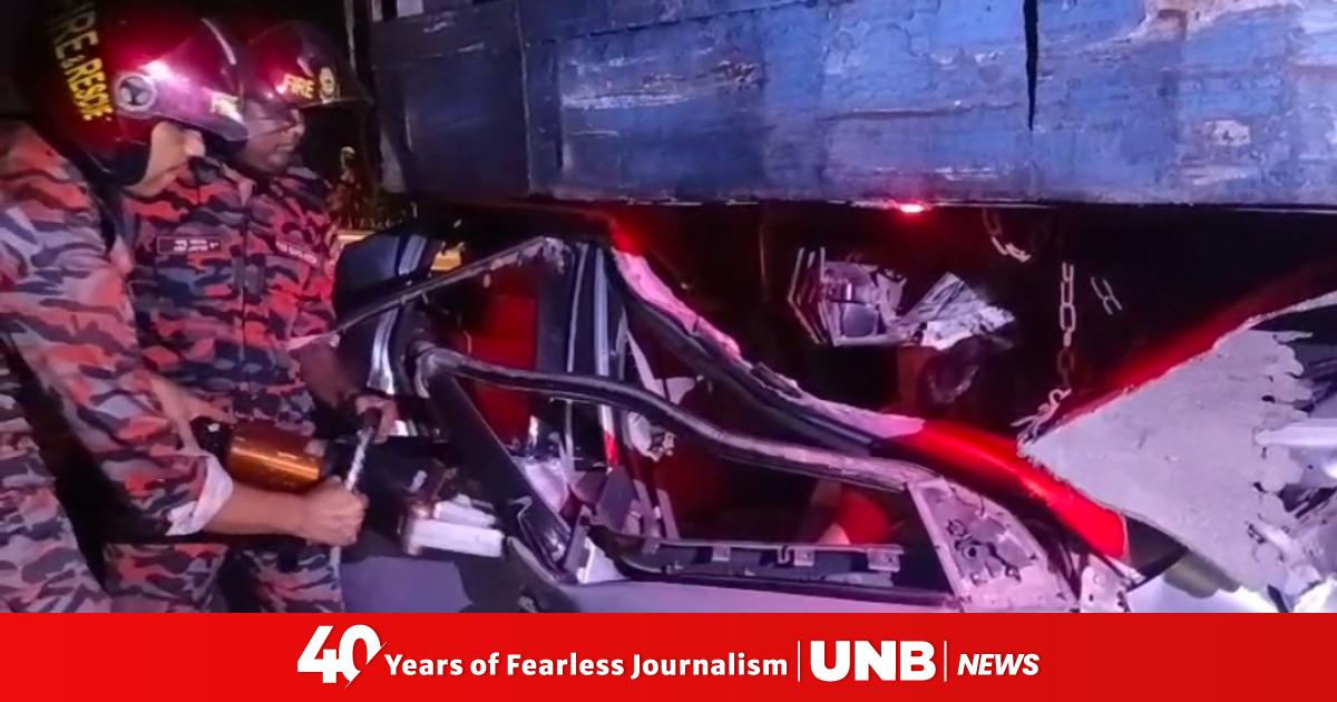 5 killed as car crashes into truck on expressway in Faridpur