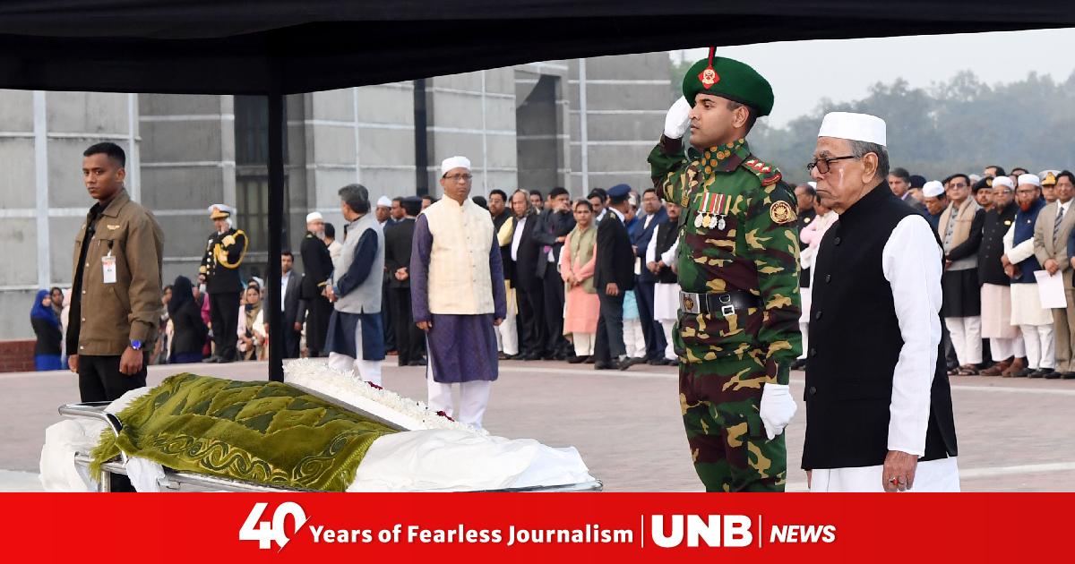 President attends Ismat Ara Sadique’s janaza