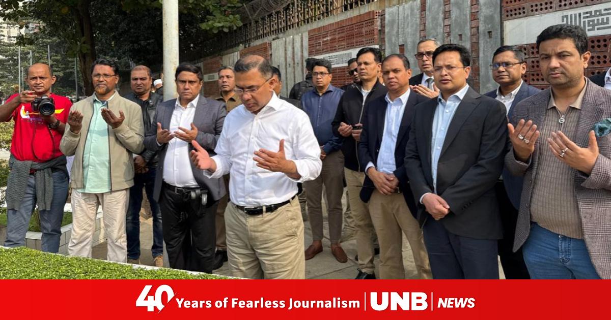 Tarique offers fateha at younger brother Koko’s Banani grave